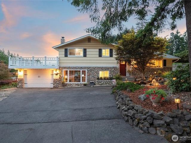 2408 N Greeley Dr, Kelso, WA 98626