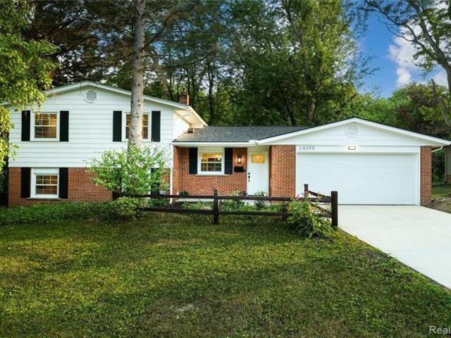 24095 Farmington Rd, Farmington, MI 48336