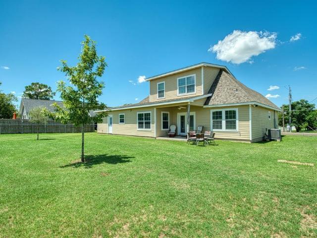 2409 Pecan St