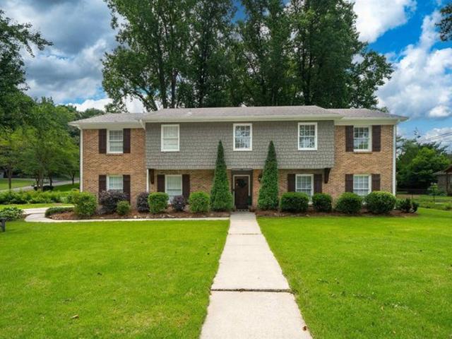 2400 Meadowlark Dr, Hoover, AL 35226
