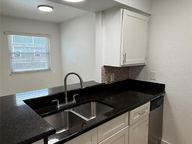 2401 Manor Rd # 126