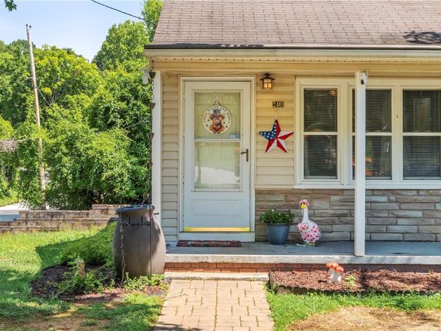 2401 Waverly Court