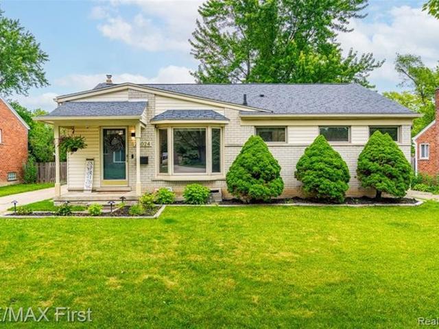 24024 Colchester Dr, Farmington, MI 48336