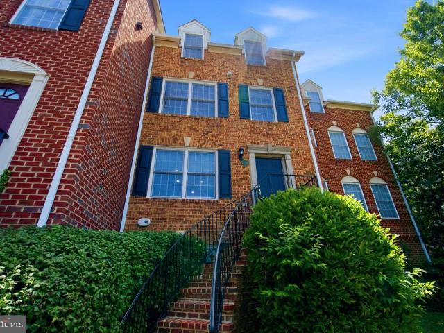 2402 N Greenbrier Court
