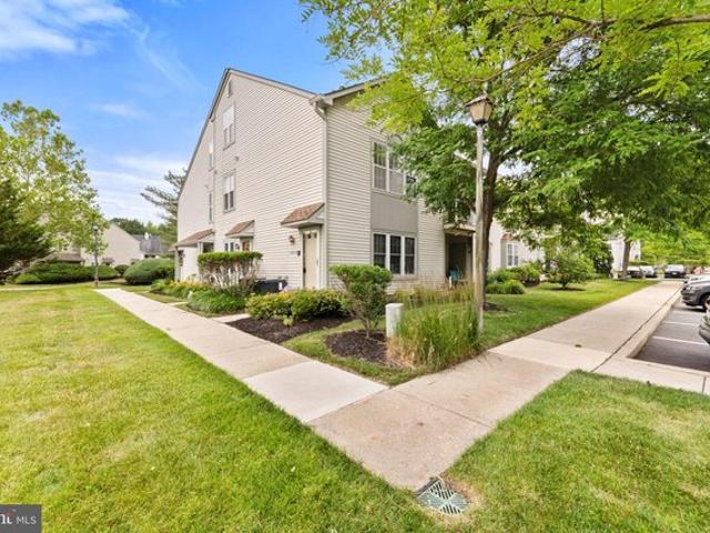 2402 B Shurlock Ct, Mount Laurel, NJ 08054