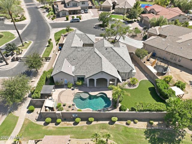 2402 e everglade court