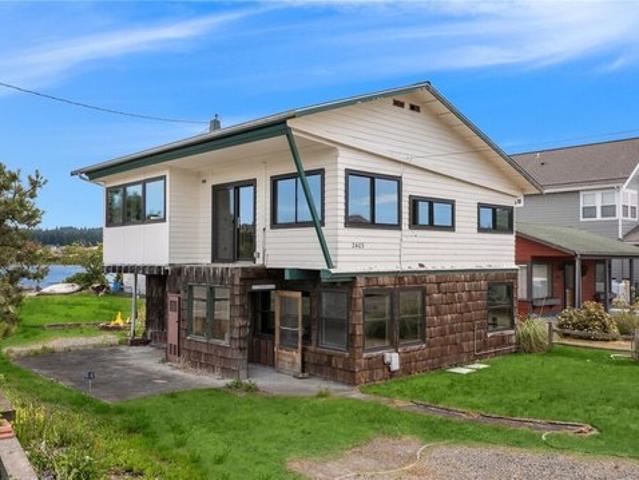 2403 Sunlight Beach Rd, Clinton, WA 98236