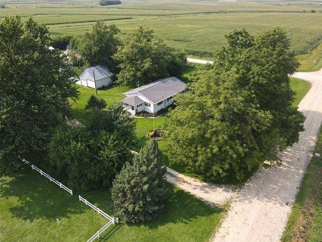 2403 th Ave, Manchester, IA 52057