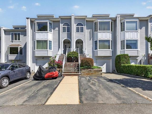 240 17A Oak Park Dr, Douglaston, NY 11362