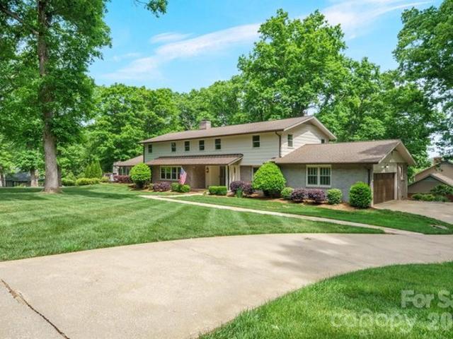 240 36th Avenue Cir NW, Hickory, NC 28601