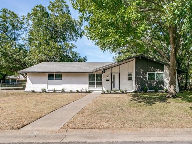 240 Collins Dr, Burleson, TX 76028