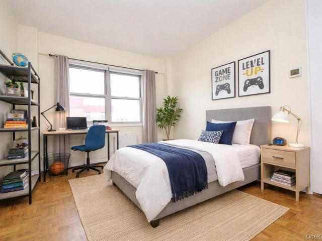 240 Garth Road 7J2
