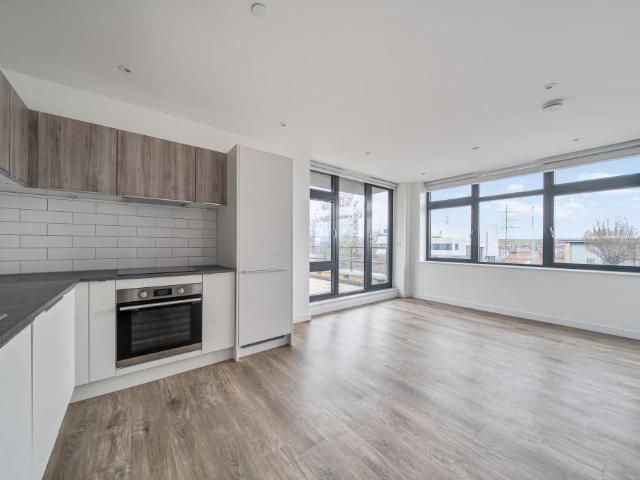 240 London Road. 1 bed apartment to rent £1,450 pcm £335 pw