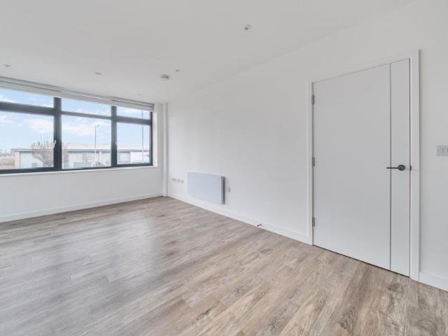 240 London Road. 1 bed apartment to rent £1,450 pcm £335 pw