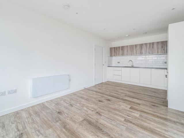 240 London Road, Staines Upon Thames TW18, 1 bed flat to rent, £1,500 pcm | PrimeLocation