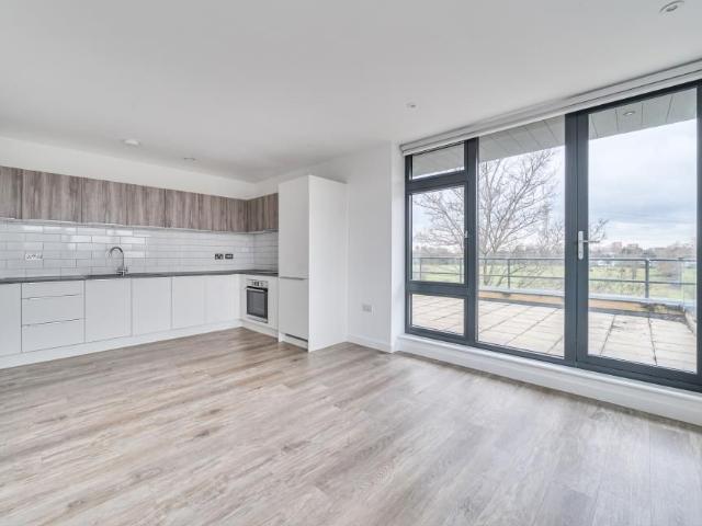 240 London Road, Staines Upon Thames TW18, 2 bed flat to rent, £1,800 pcm | PrimeLocation