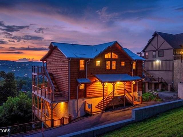240 Stone Fence Ln, Gatlinburg, TN 37738