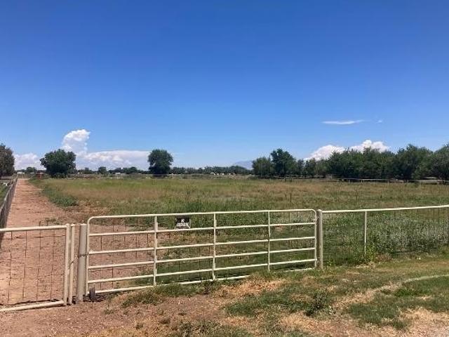 240 Sutton Ln, Bosque Farms, NM 87068