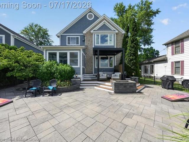 240 Rosebud Ct, Walled Lake, MI 48390