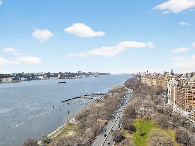 240 RIVERSIDE Boulevard 27A