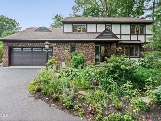 240 W Bentwood Ct, Albany, NY 12203