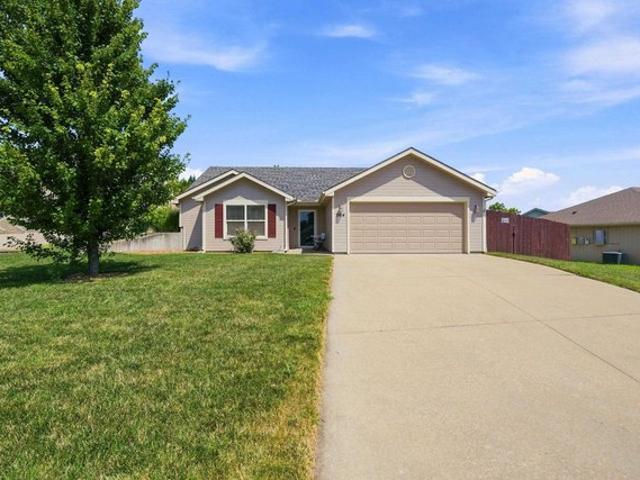 2414 Fox Sparrow Ct, Junction City, KS 66441