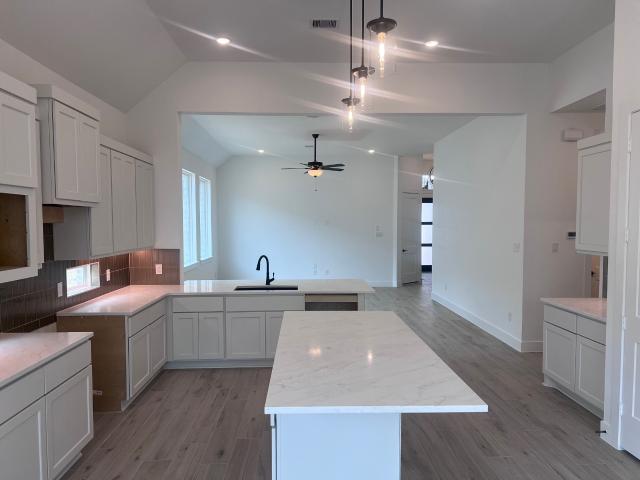 2415 Garden Arbor
