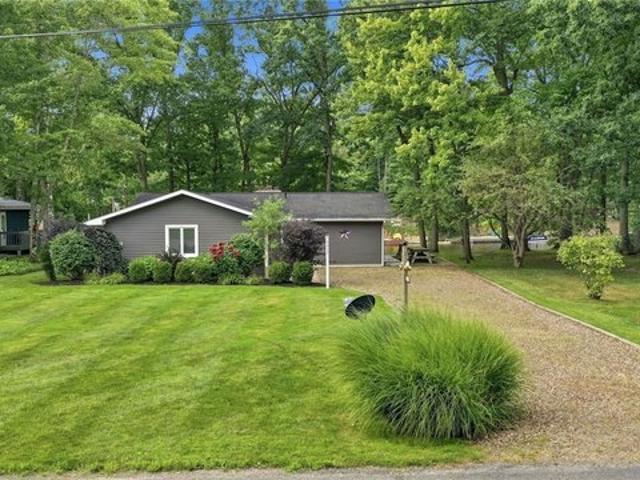 2415 Plum Creek Dr, Roaming Shores, OH 44084
