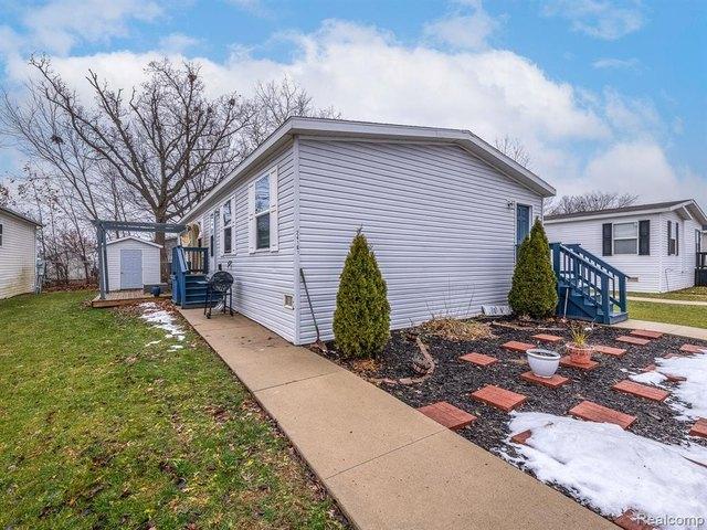 24161 Senate Dr, Brownstown Township, MI 48134