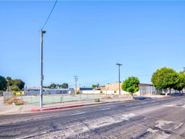 2416 E Alondra