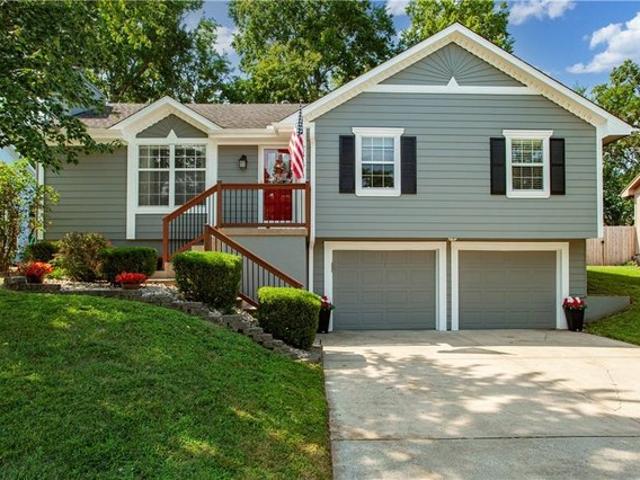 2417 NE Bridgeport Dr, Lee's Summit, MO 64086