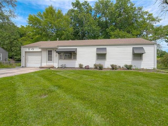 2418 NE Pursell Rd, Gladstone, MO 64118