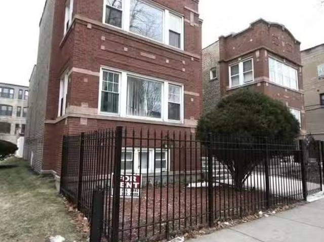 2418 W. Lunt Ave. Apt #2 2418 W. Lunt Ave. #2