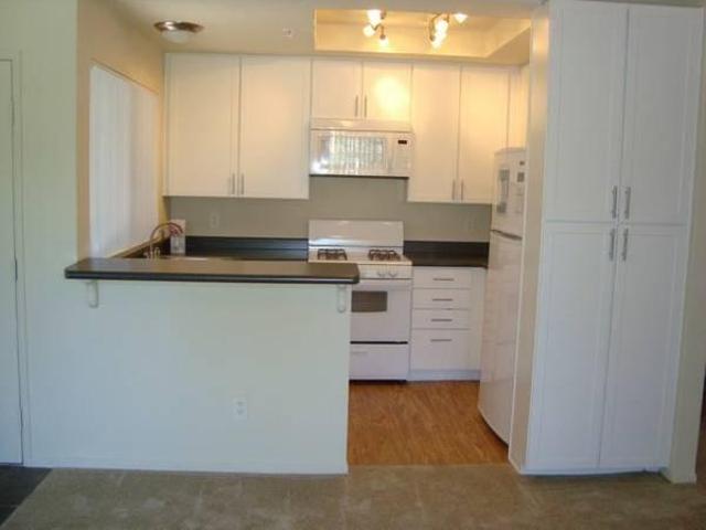 $2410 / 1br 712ft² No Neigbors above or Below YOU! Private Garage/Vaulted ceilings/W/D
