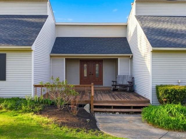 2411 Wixom Trl, Milford, MI 48381