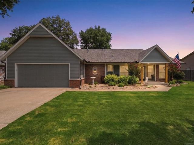 2412 Westwood Dr, Claremore, OK 74017