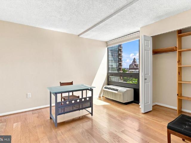 241 00 S 6Th Street # 912G