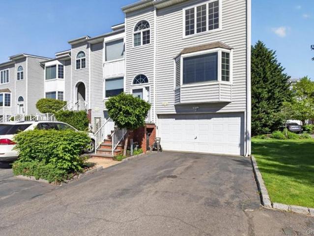 241 31 Oak Park Dr Unit 51C, Douglaston, NY 11362