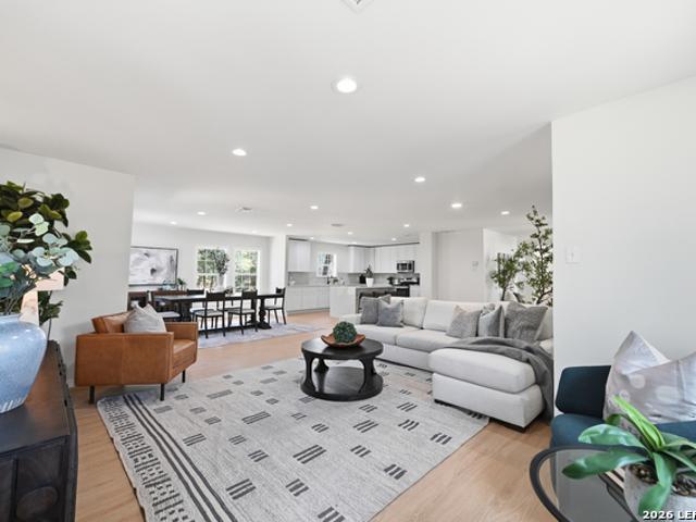 241 Oak Hollow Dr
