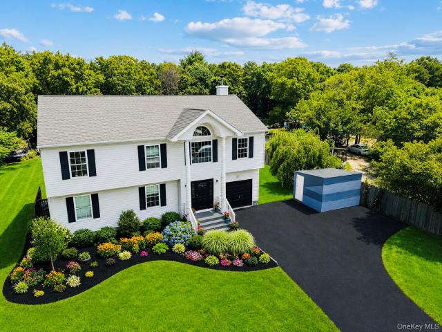 241 Middle Island Rd, Medford, NY 11763 | MLS #1027