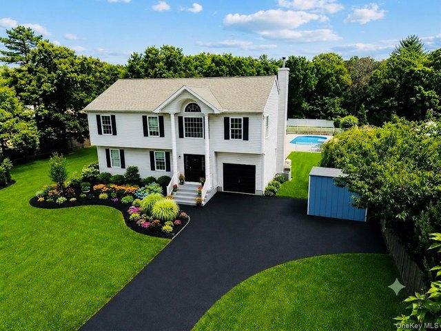 241 Middle Island Rd, Medford, NY 11763