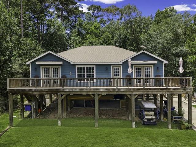241 Whisperwood Dr, Onalaska, TX 77360
