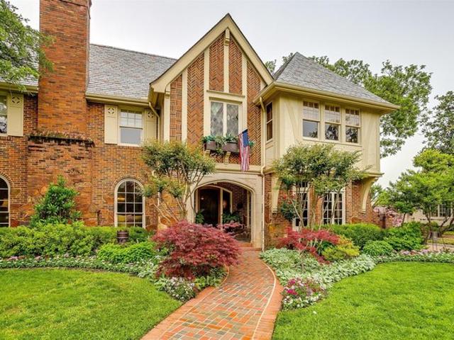 2424 Medford Ct W, Fort Worth, TX 76109