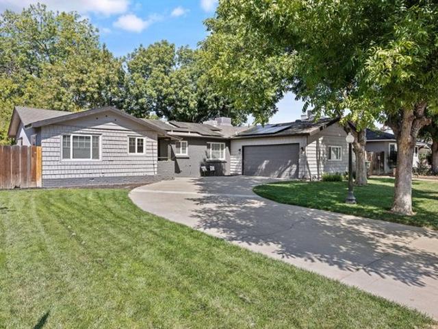 2424 W Fairview Ct, Visalia, CA 93277