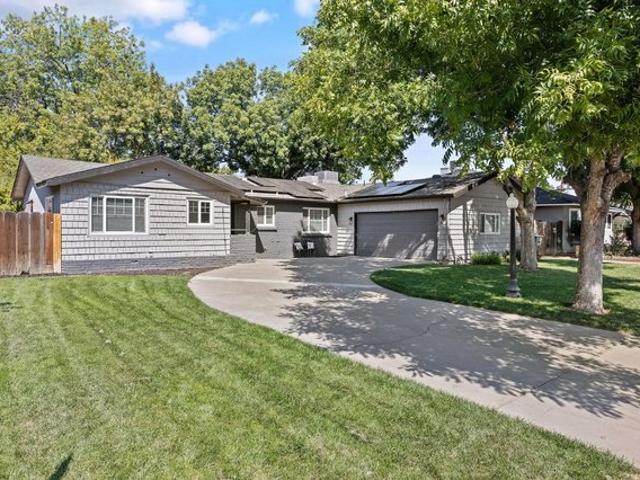 2424 W Fairview Ct, Visalia, CA 93277