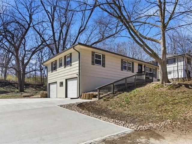 2425 NE 38th St, Kansas City, MO 64116