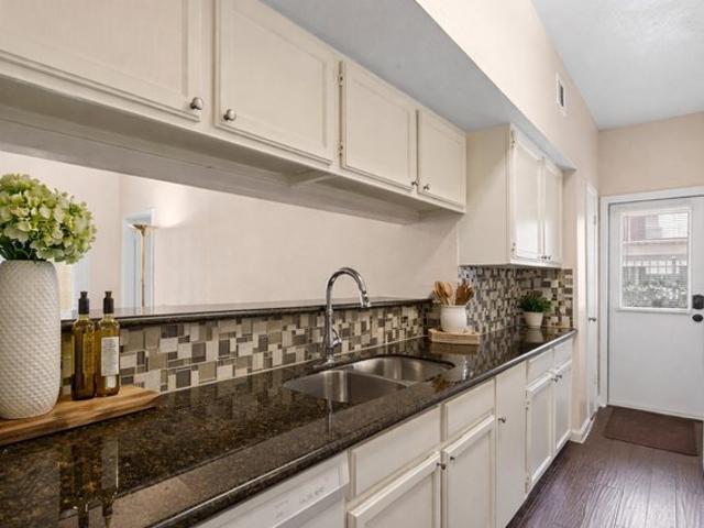 2425 Augusta Dr Apt 23, Houston, TX 77057