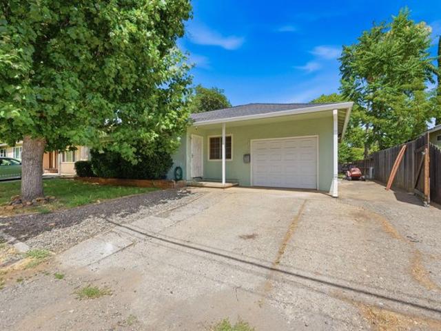 2425 Beverly Dr, Redding, CA 96002