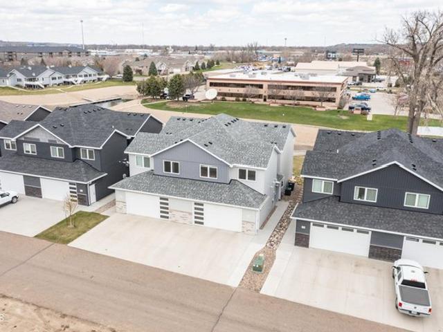2425 Water Park Loop SE, Mandan, ND 58554