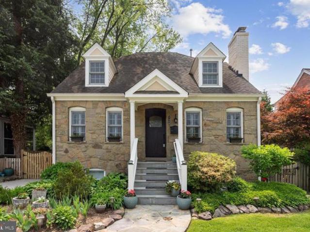 2426 N George Mason Dr, Arlington, VA 22207